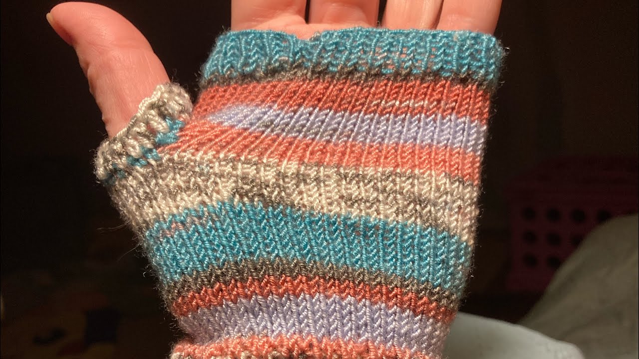 Hobo, fingerless gloves. Knitted in the round. - YouTube