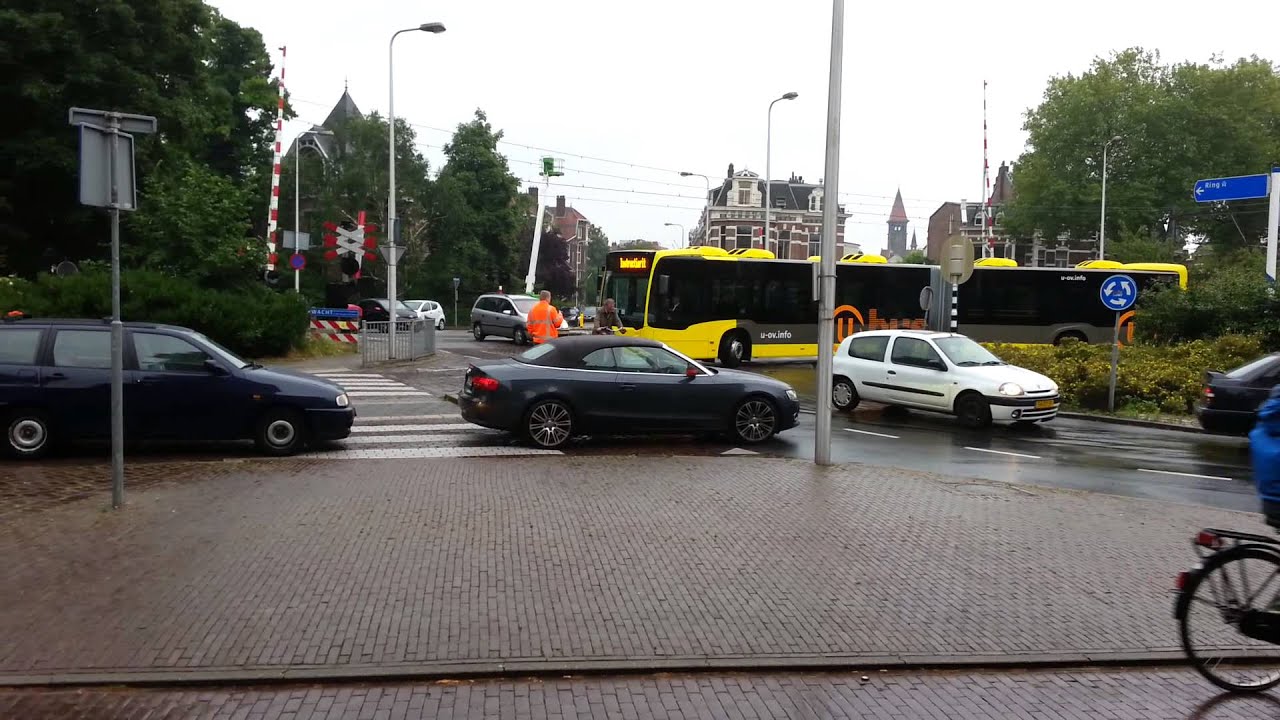 Bus rotonde Snellenlaan Utrecht - YouTube