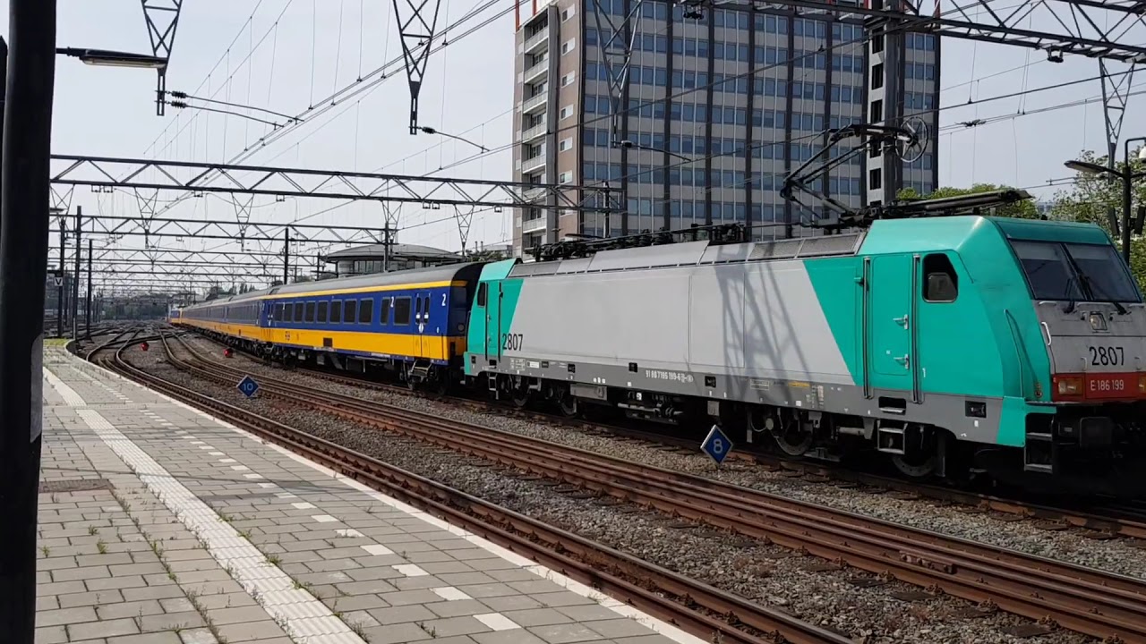 NS TRAXX Class 186 + NMBS/SNCB Class 28 (HLE 28) arriving Amsterdam ...