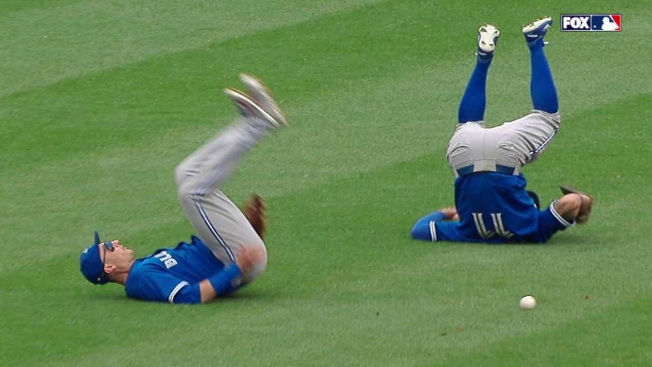 TOR@NYY: Tulo runs into Pillar, exits game in 2nd - YouTube