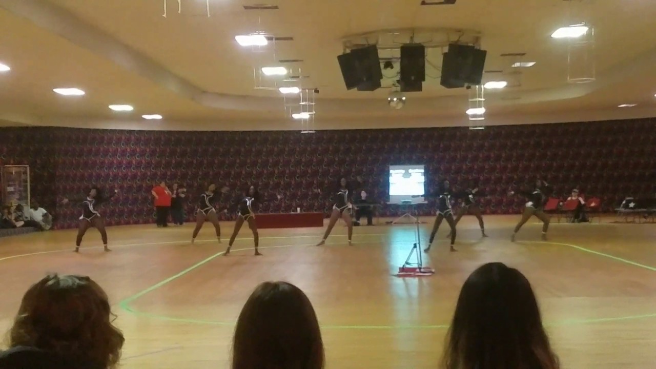 Dancing Royalettes halftime show @ Roller Derby - YouTube