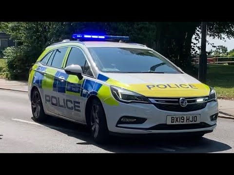 Metropolitan police Vauxhall Astra ERPT responding to a emergency call ...