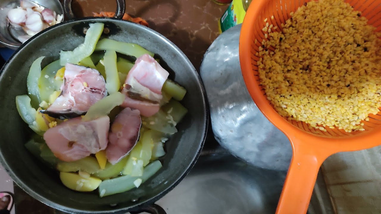 লাউ ও ভাজা মুগ ডাল দিয়ে কাতল মাছ রান্নার রেসিপি katol fish recipe# ...