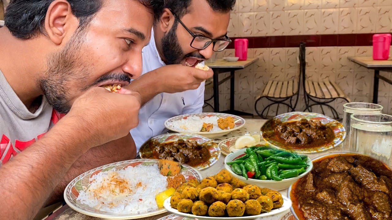 Eating Lunch(Rice & Spicy Meat Curry/Fish Bharta) With Friends at Maura ...