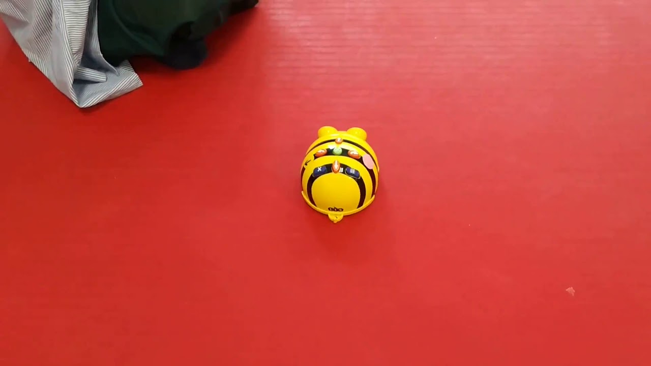 Bee bot dances Gerakina - YouTube