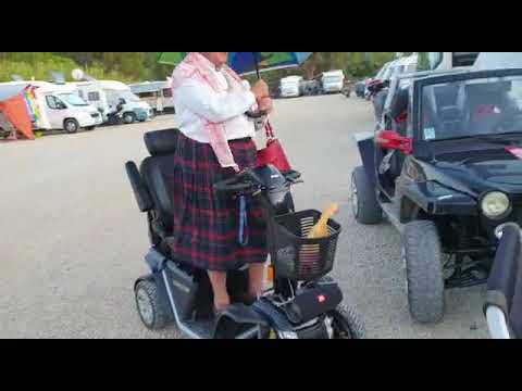 Les camping-caristes avec la star Madame Doubtfire Sosie Alain Robin à Ramatuelle bonne terrasse