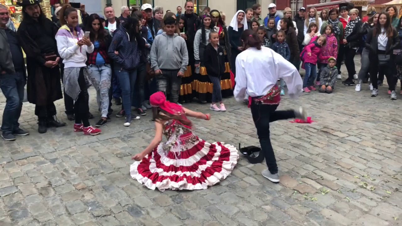 Gipsy dancing at slavnosti pětilisté růže, Český Krumlov - YouTube