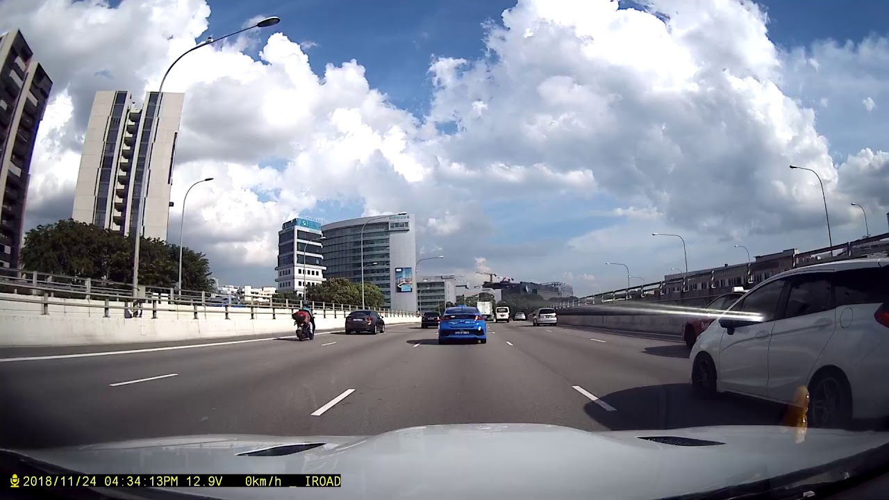 Reckless Porsche on Singapore PIE expressway - YouTube