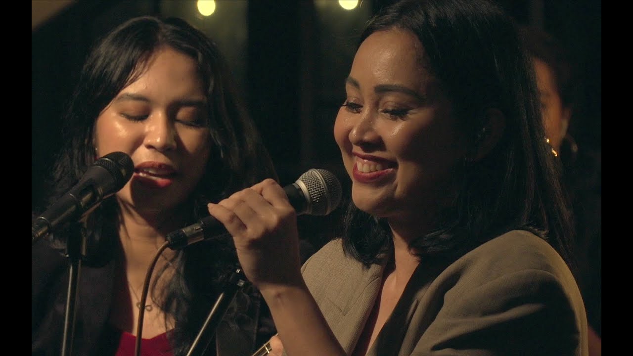 Sekaranggi - Kembali Juni Ft. Meda Kawu | Delapan, an Intimate Showcase - YouTube