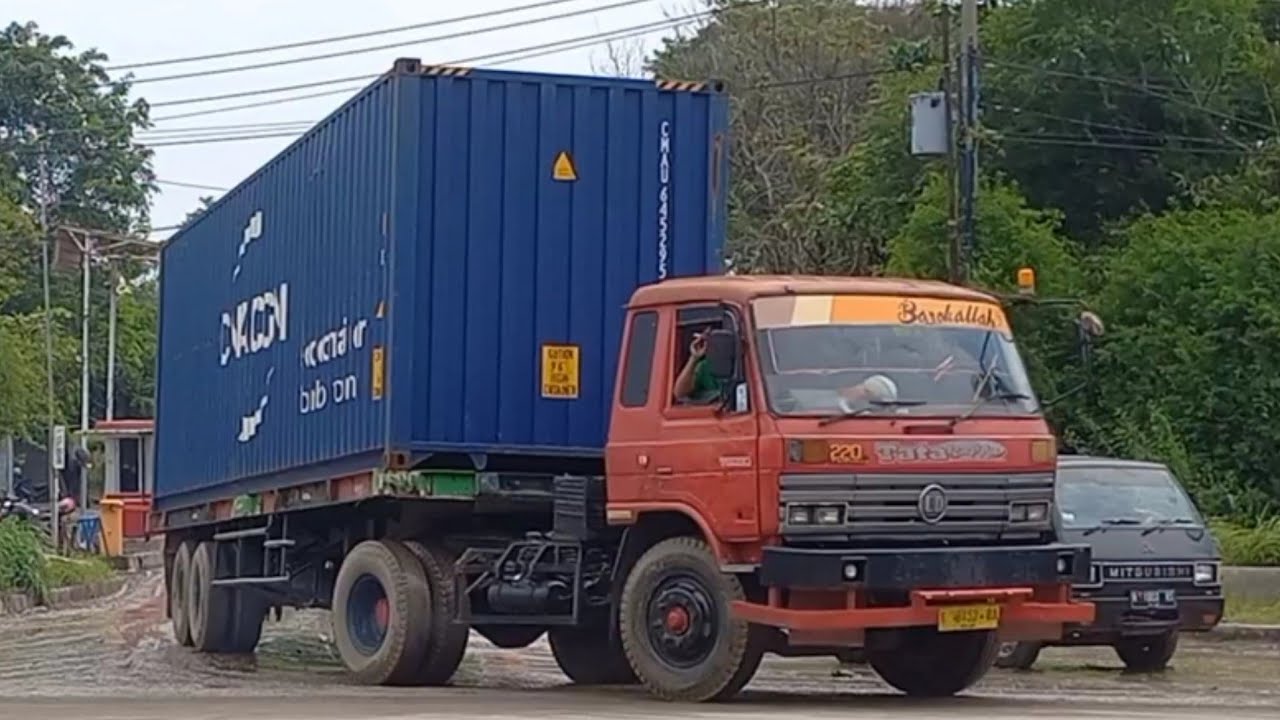 Mobil Truk Besar, Mobil Truk kecil, Mobil Kontainer, Mobil BBM melintas ...