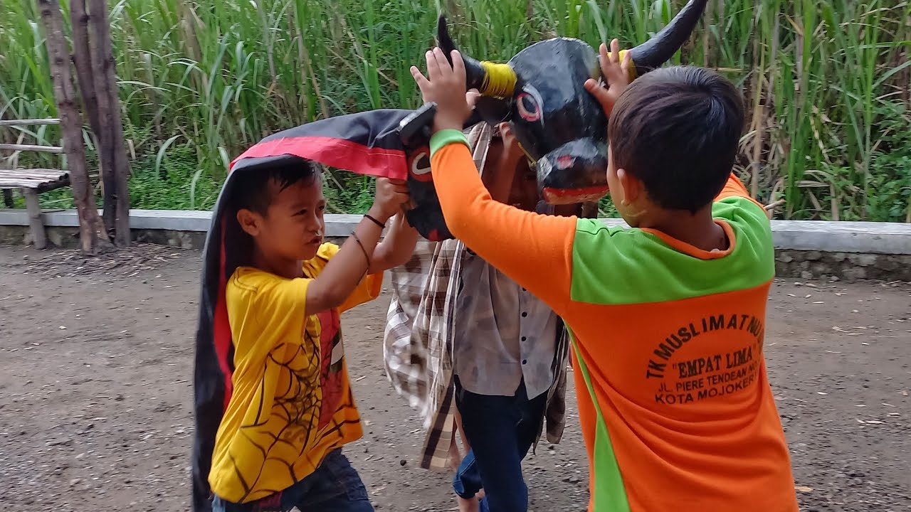 Bermain Bantengan ngamuk - YouTube