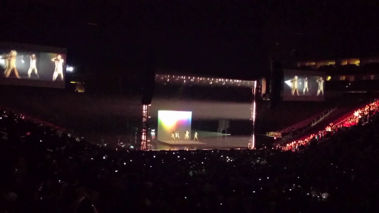 Sia @ Houston Toyota Center singing "The Greatest" - YouTube