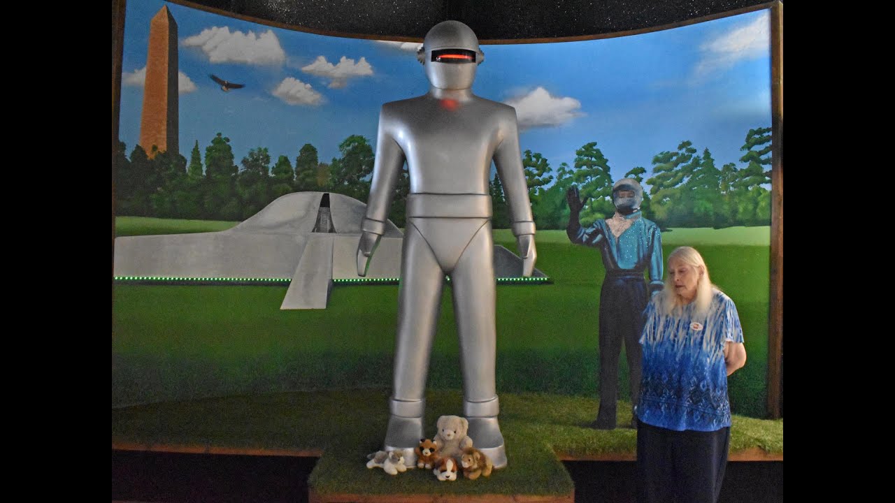 Gort at the International UFO Museum, Roswell, New Mexico - YouTube