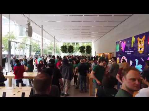 Portland's Pioneer Square Apple Store Re-opening - YouTube