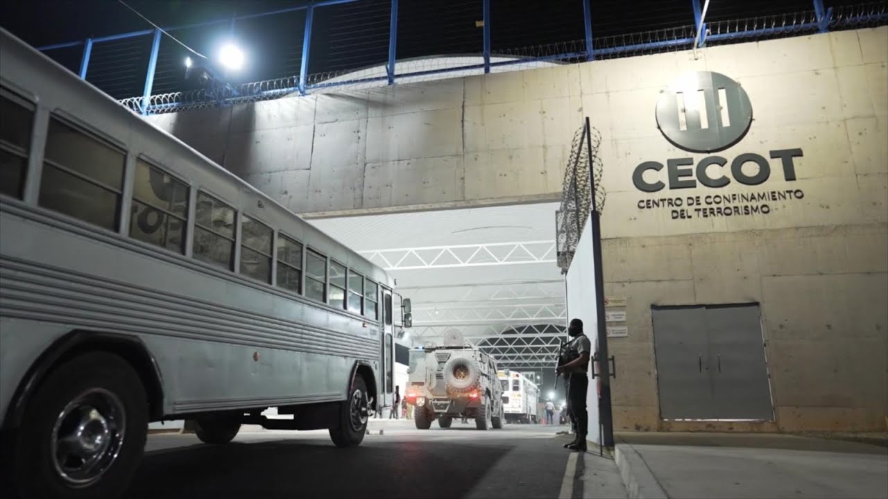 December 13, 2025 Rodrigo Chavez llego al CECOT - YouTube