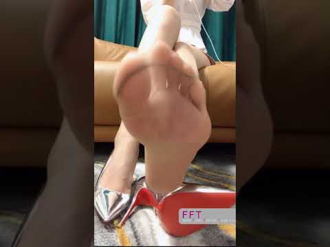 Nylon stockings sole and shining pumps ,Let you see enough at a time