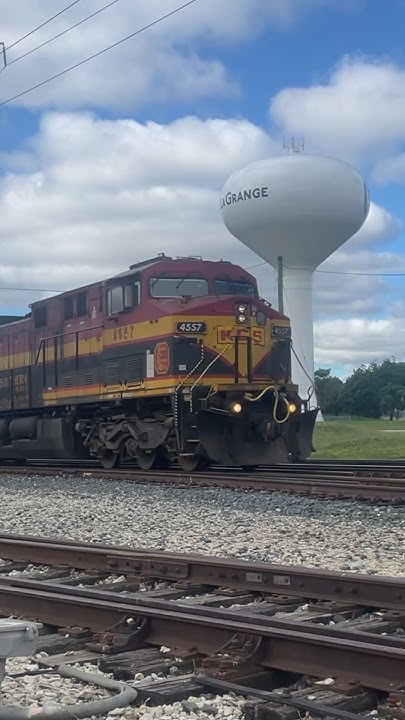 {4K 60fps} KCS 4557 (former gray ghost) and CP 8757 (Hapag-Lloyd ECM) on a manifest through ...