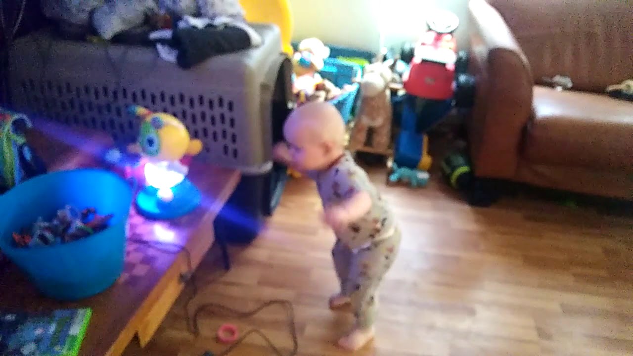 Baby dances fortnight "Fresh" - YouTube