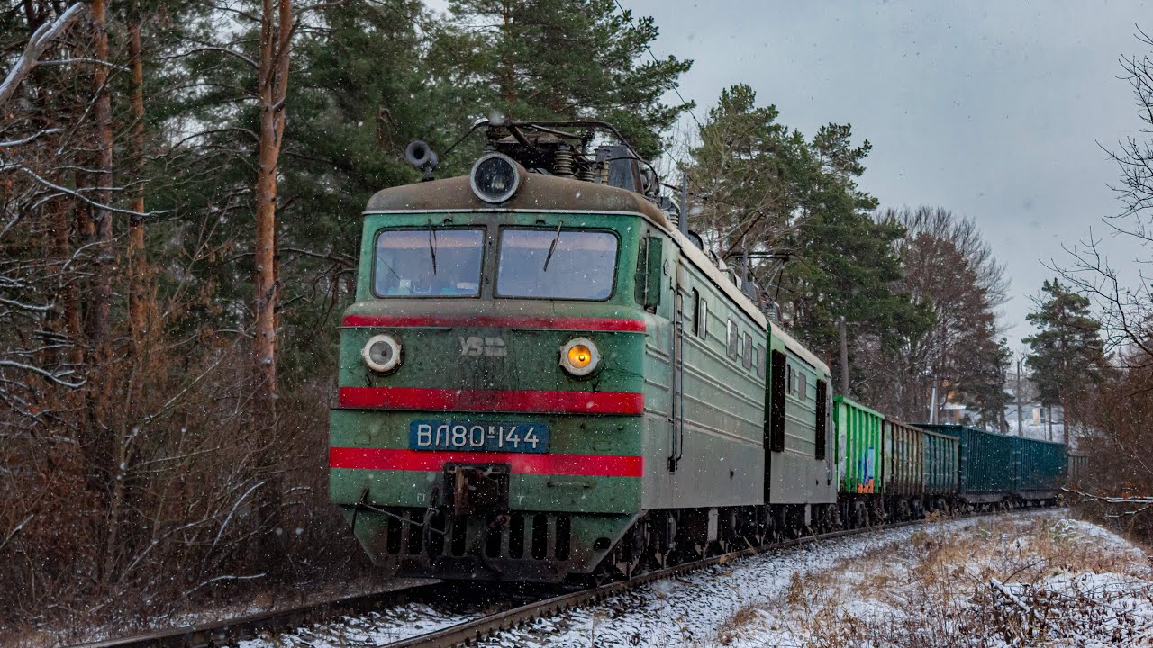 4K |🚆Електровоз ВЛ80к-144 з грузовим поїздом їде зимовим перегоном ️ ...