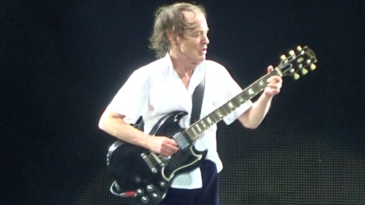 AC/DC ANGUS YOUNG SOLO. LONDON, JUNE 4th 2016. - YouTube