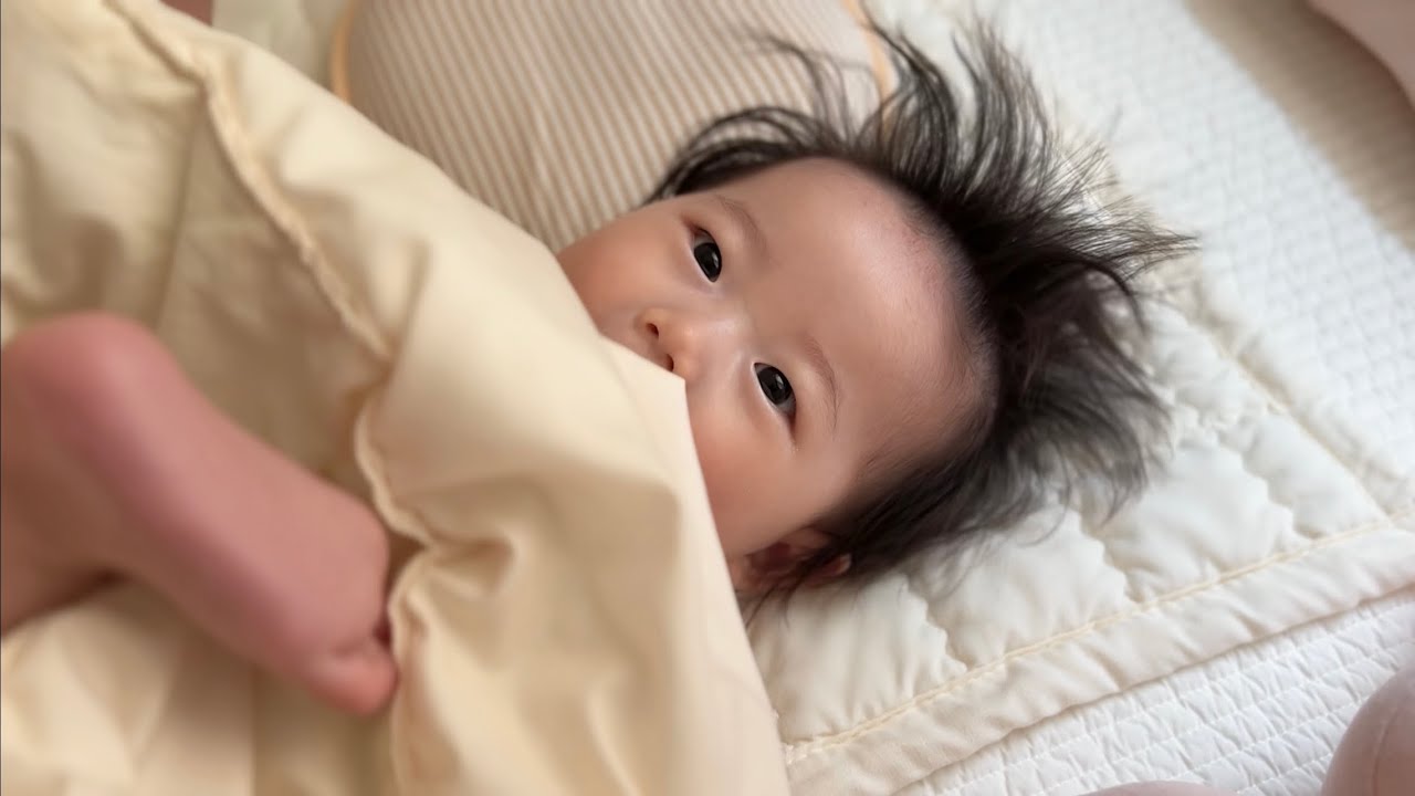 잠에서 깬 아기에게 살금살금 다가갔더니 Youtube