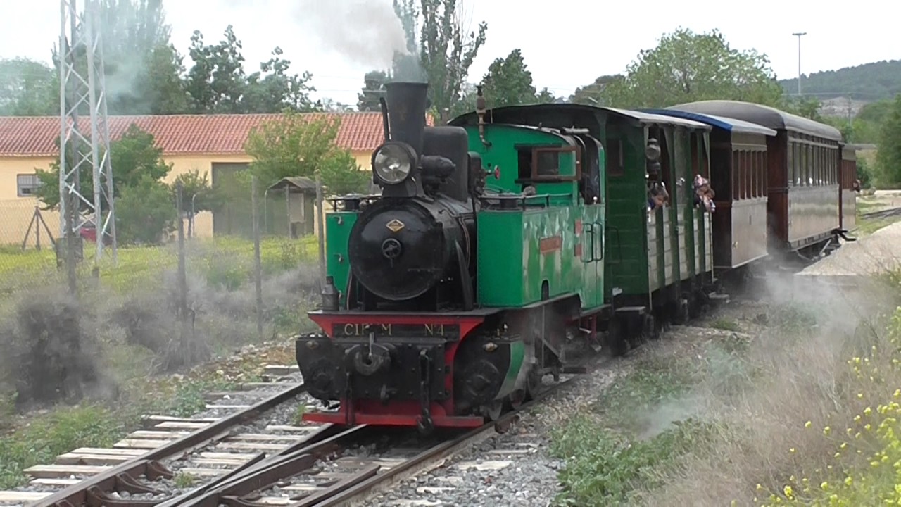 Tren de Arganda con la locomotora Aliva y coches de viajeros saliendo ...