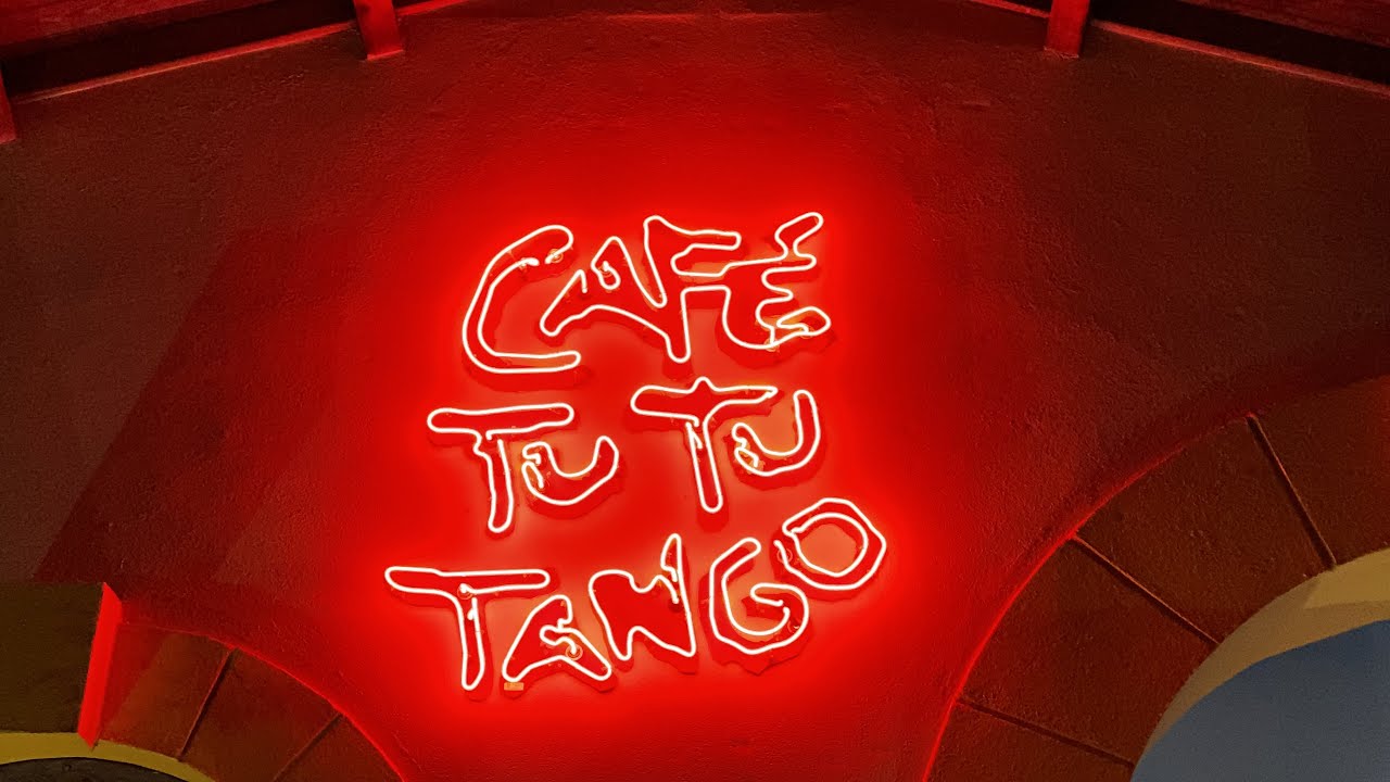 Some Entertainment at Cafe Tu Tu Tango in Orlando Florida - YouTube
