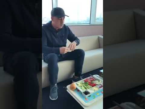 Elmar Vəliyev sagalib yemey yeyir 25.08.2018