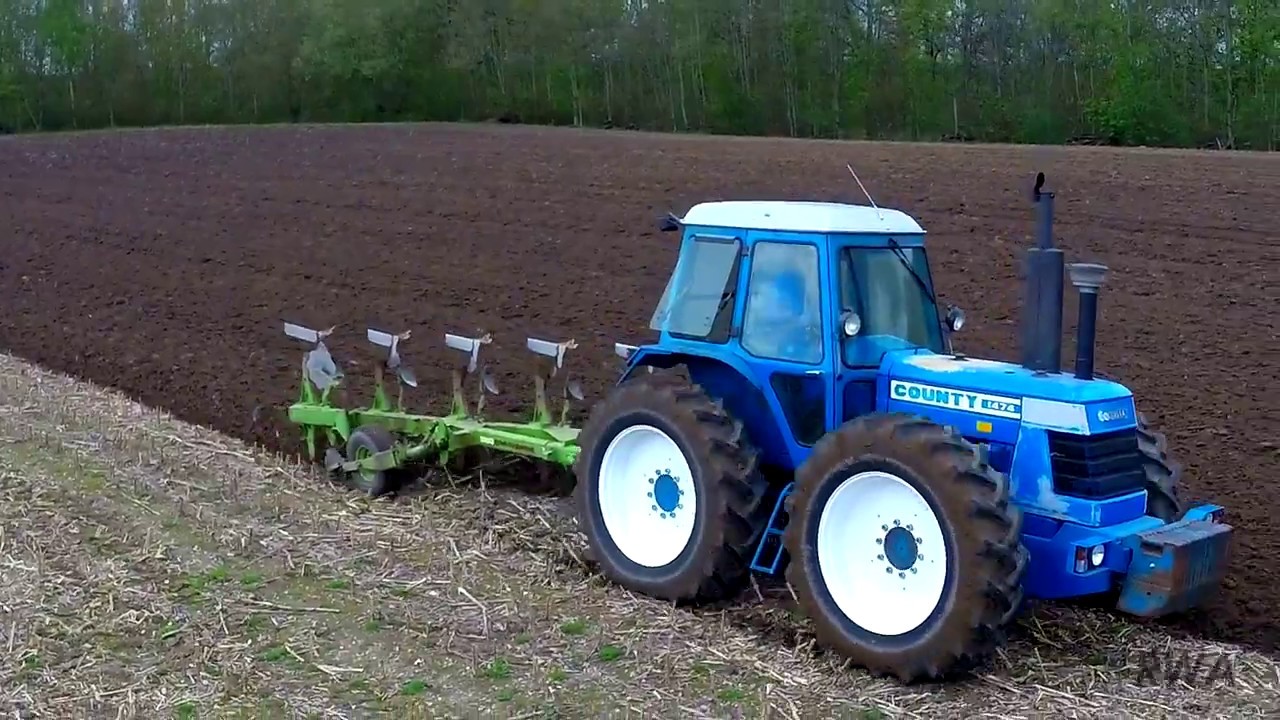 County 1474 ploughing - YouTube