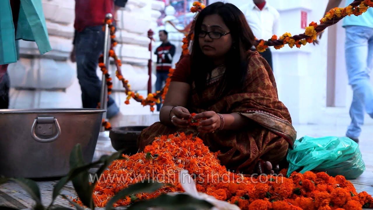 Devotees decorating havan kund at Jagannath temple, Delhi - YouTube