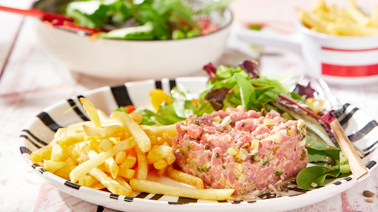 Recette - Américain préparé minutre, frites et salade - Colruyt - YouTube