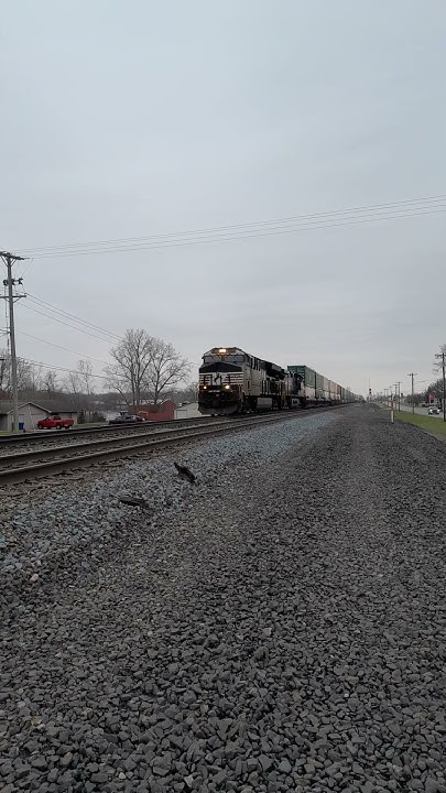 NS ET44AC leads intermodal - YouTube