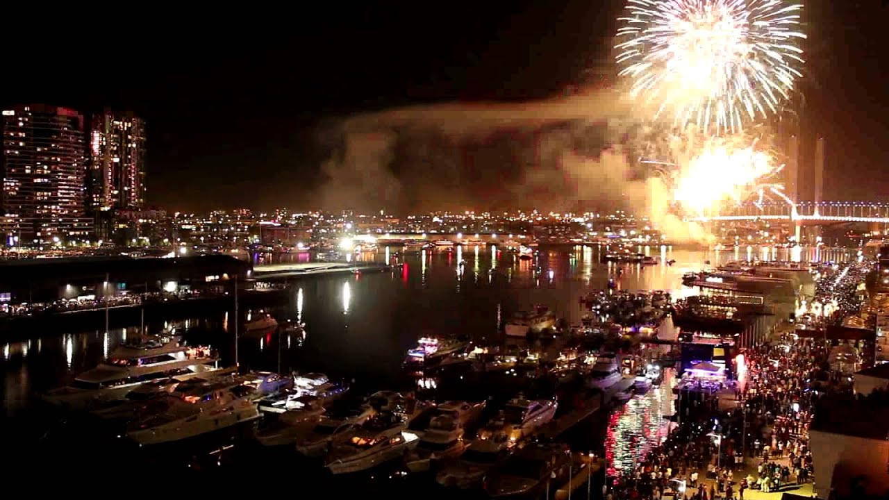 New Years 2014 fireworks Docklands,Melbourne in Time-lapse - YouTube