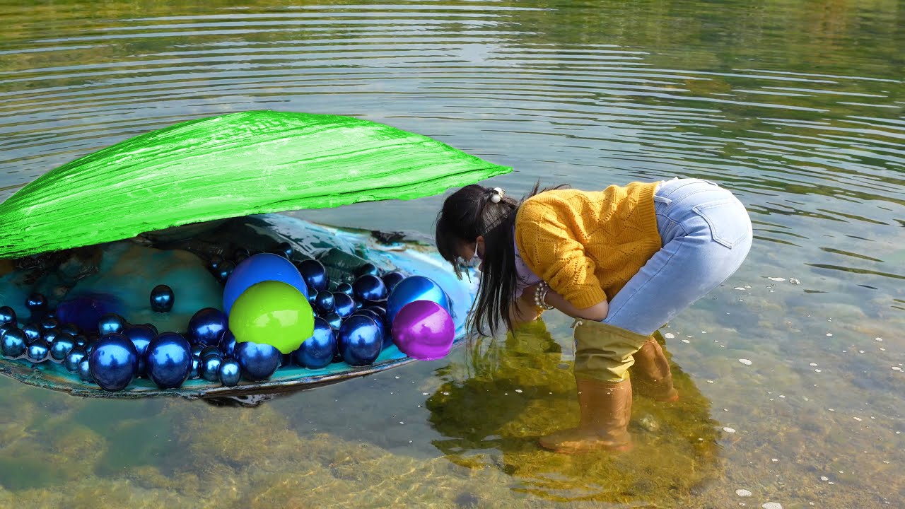 🔥A beautiful girl takes pearls from clams that have been around for ...