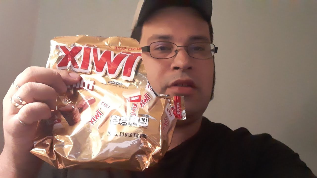 Trying to eat mini twix - YouTube