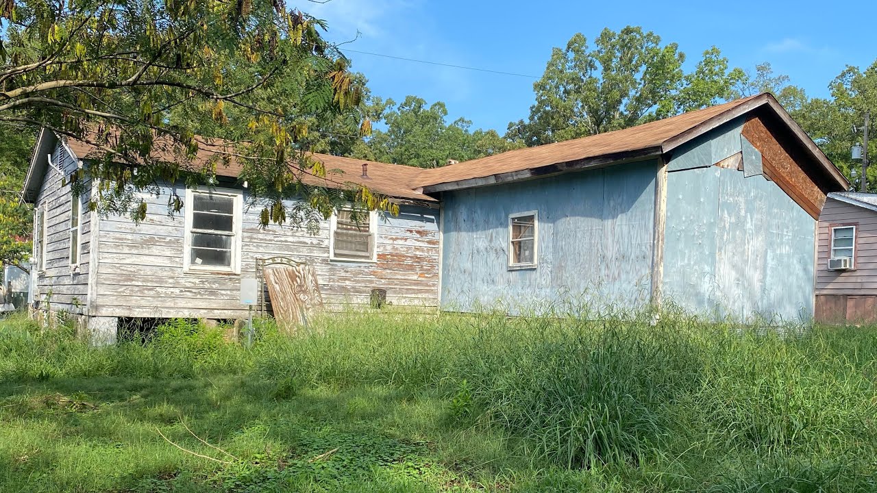 Woman STRUGGLING with No MONEY and needing HELP gets a FREE yard clean ...