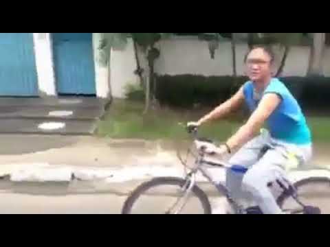 One hand bike skill - YouTube