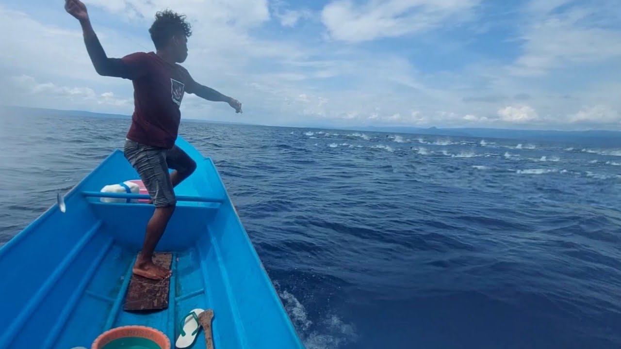 Hand line Fishing Tuna Videos_ Like Boiling Water // Pro Tuna Sulawesi ...