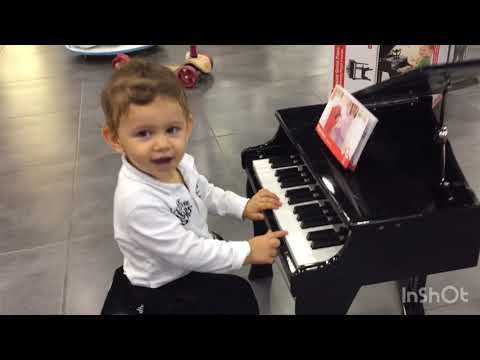21 aylık bebek Emir Alp harika piyano çalıyor. 21 months old babay Emir Alp plays piano incredible.