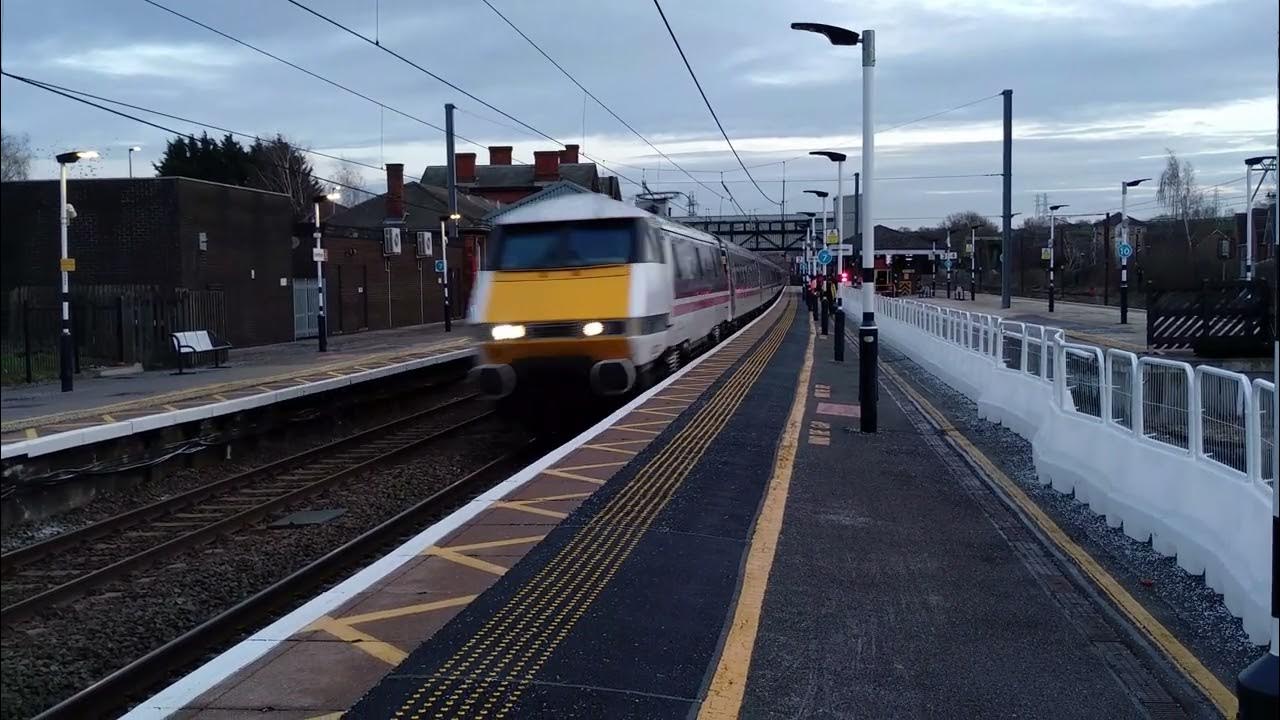 LNER 91127 speeds through Grantham on the 1D19 1503 London Kings Cross - Leeds 20/01/2024 - YouTube