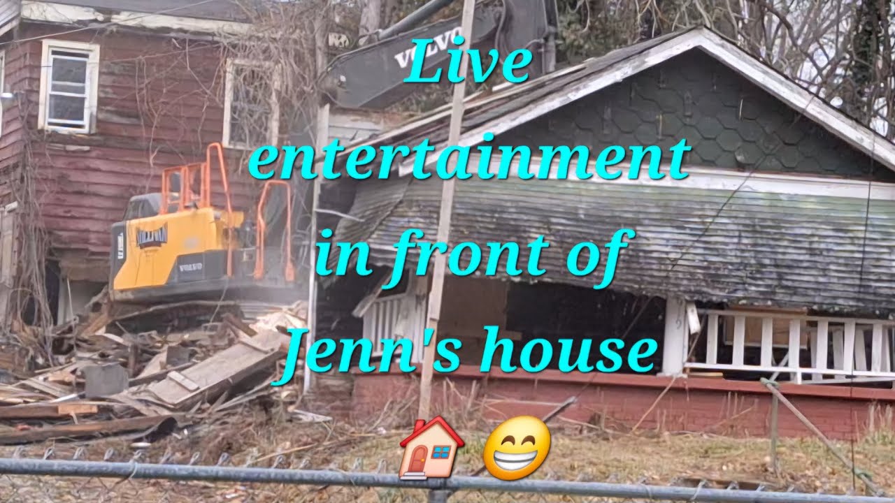 Live entertainment in front of Jenn's house 🏠 😁 - YouTube