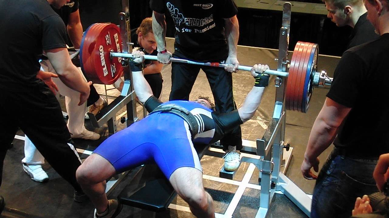 FIBO 2012 - Best Body Nutrition Athlet Jan Bast drückt 270kg - YouTube