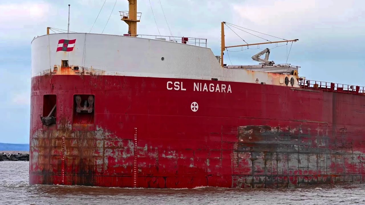 CSL Niagara - Arriving Under Grey Clouds and Strong Winds - YouTube