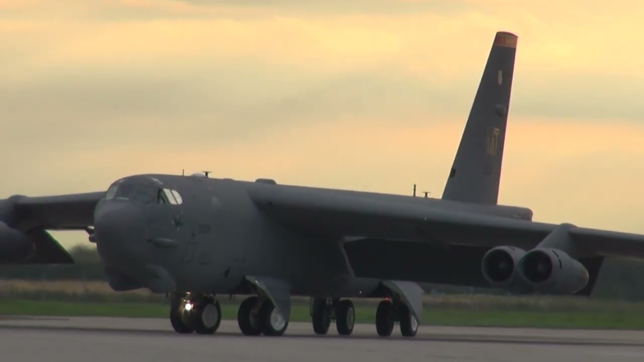 Strategický bombardér B-52 přistál v Ostravě / B-52 bomber plane ...