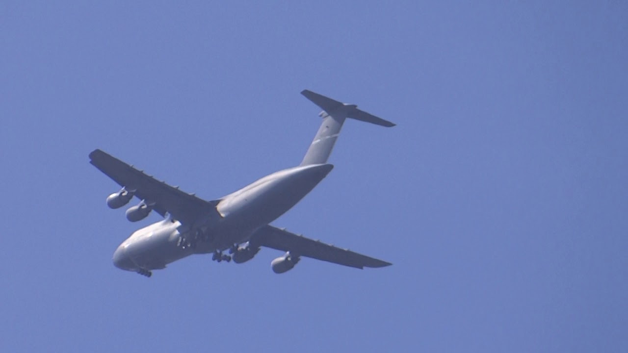 Huge C-5 Galaxy Flying Low. - YouTube