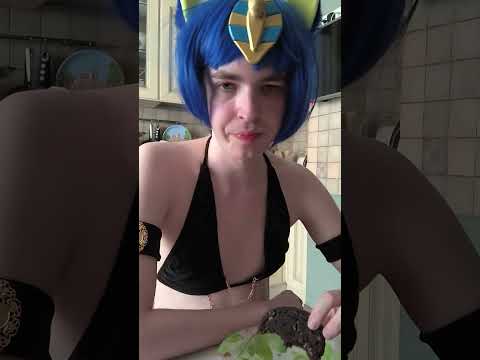 Ankha eats a (Duwang) SubWay sandwich
