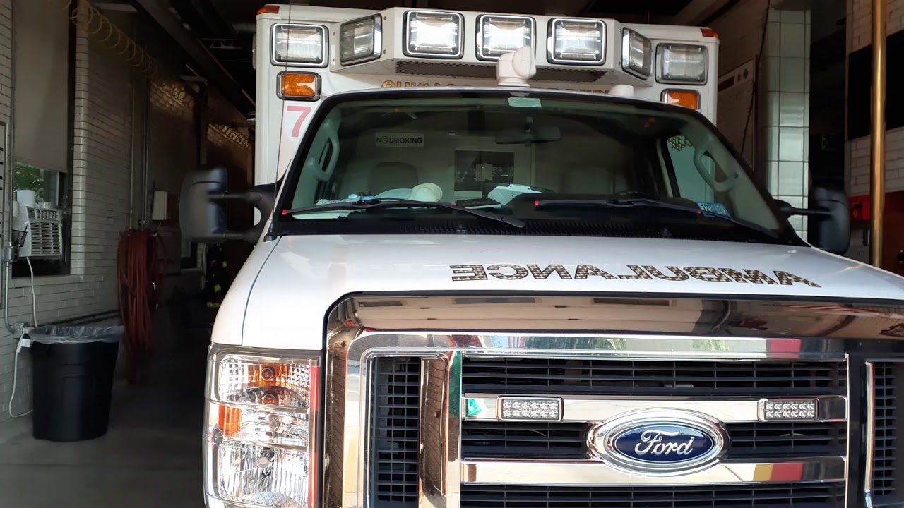 Chicago fire department ambulance 7 engine 7 - YouTube