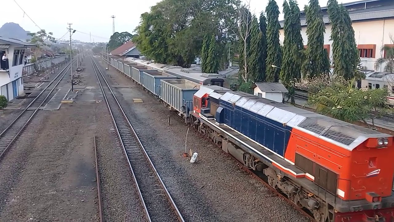 Kereta api batu Kricak (ballast) masuk Stasiun tanjung karang - YouTube