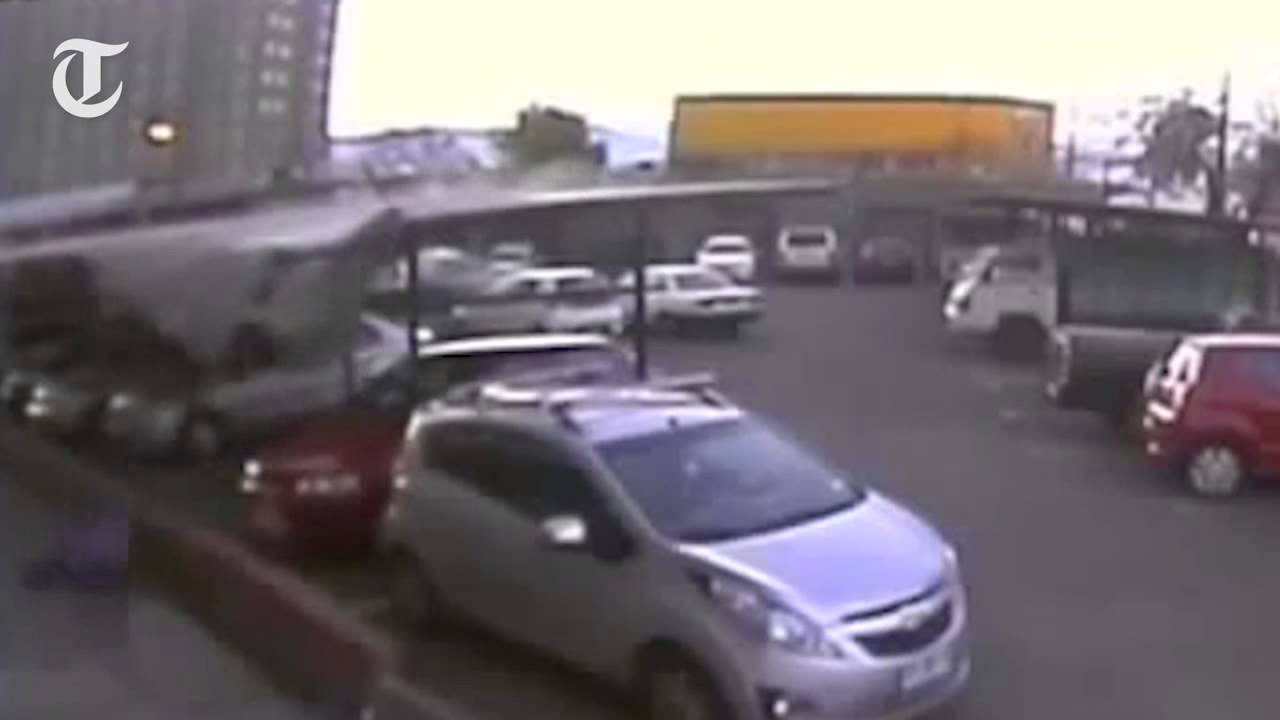 Man survives fall from 17th floor balcony in Chile‬ 2015 - YouTube