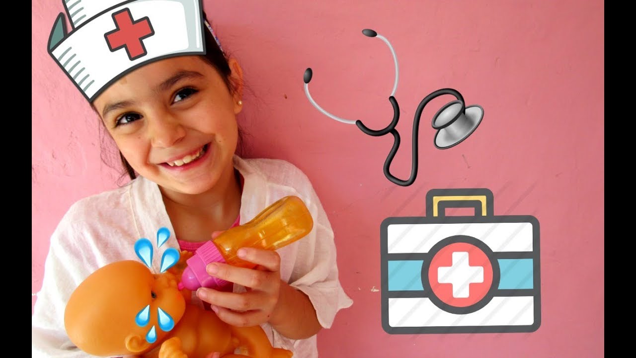 Jugando a la DOCTORA de BEBES en una Mini Maternidad Doll Video ...